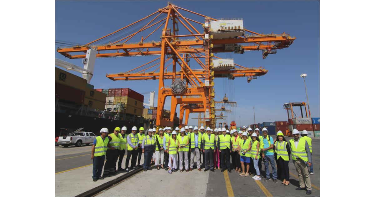 Dans le port de Thessalonique, les deux nouvelles grues New Panamax ...