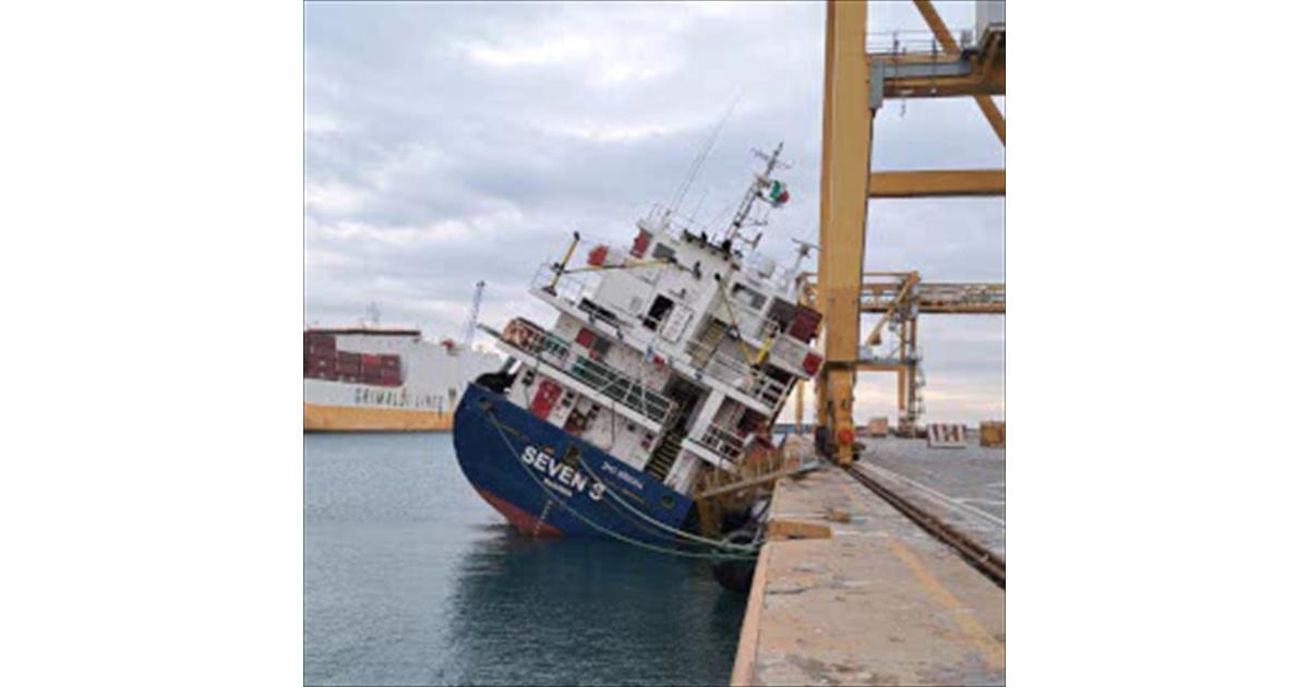 Sbandamento di una nave nel porto di Genova