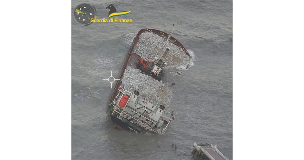 Il mercantile Guang Rong si è arenato a Marina di Massa