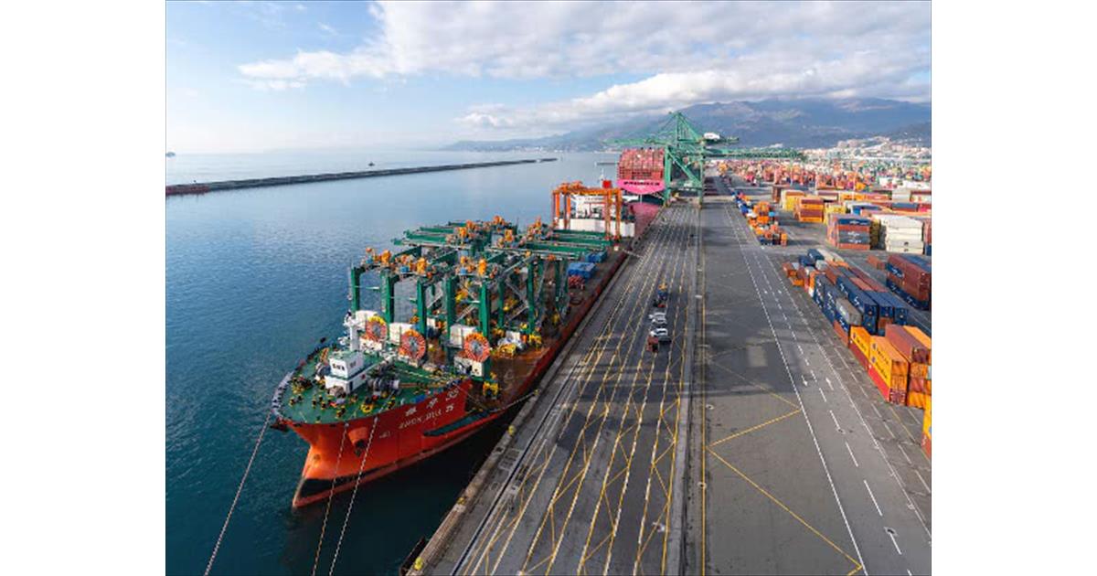 Six new 100% electric yard cranes have arrived at the PSA Genova Pra ...